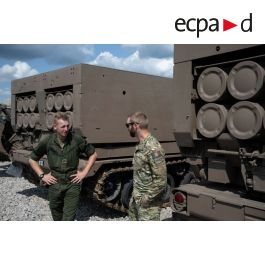 ImagesDéfense - Un artilleur du 1er régiment d'artillerie (RA) présente ...