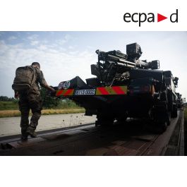 ImagesDéfense - Un artilleur contrôle le déchargement d'un camion ...