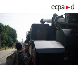 ImagesDéfense - Un artilleur contrôle le déchargement d'un camion ...