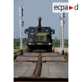 ImagesDéfense - Déchargement d'un camion équipé d'un système d ...