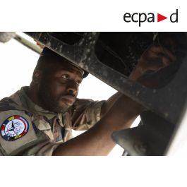 ImagesDéfense - Un artilleur du 68e régiment d'artillerie d'Afrique ...