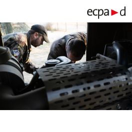 ImagesDéfense - Des soldats entretiennent le générateur électrique du ...