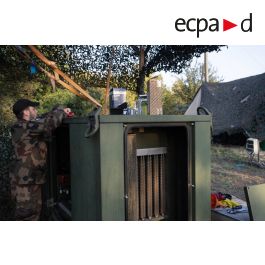 ImagesDéfense - Un soldat entretient le générateur électrique du ...