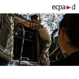 ImagesDéfense - Un soldat approvisionne le générateur électrique du ...