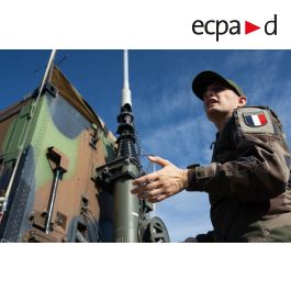 ImagesDéfense - Un opérateur de l'escadron de défense aérienne (EDSA) 2 ...