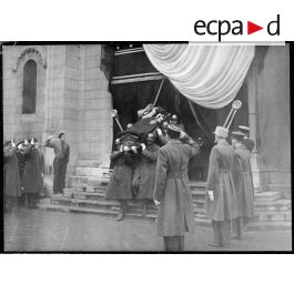 ImagesDéfense - Sortie de l'église Saint Louis du cercueil du général ...