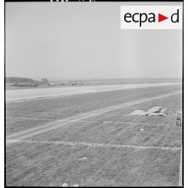 ImagesDéfense - Vue générale de la piste, sur un terrain d'aviation à ...