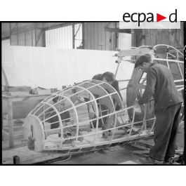 ImagesDéfense - Montage d'un planeur à l'usine Caudron.