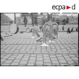 ImagesDéfense - Alignement au sol des instruments de la musique de la ...