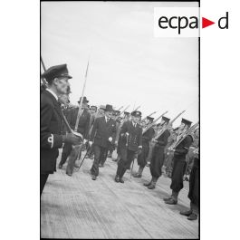 ImagesDéfense - Des marins britanniques rendent les honneurs à Alfred ...