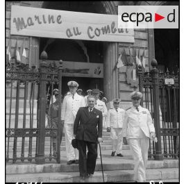 ImagesDéfense - Des autorités civile et militaires sortent d'une exposition intitulée Marine au ...