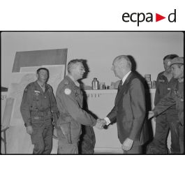 ImagesDéfense - L'ambassadeur de France, Hubert Argod, salue le ...