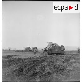 ImagesDéfense - Char Panzer V Panther endommagé et récupéré par la 1re ...