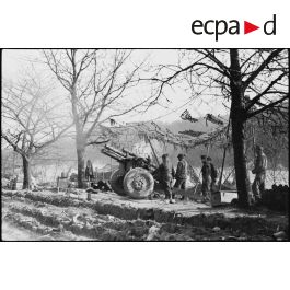 ImagesDéfense - Un obusier de 105 mm Howitzer en action dans une ...