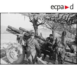 ImagesDéfense - Un obusier de 105 mm Howitzer en action dans une ...