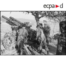 ImagesDéfense - Un obusier de 105 mm Howitzer en action dans une ...