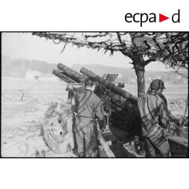 ImagesDéfense - Un obusier de 105 mm Howitzer en action dans une ...