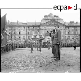 ImagesDéfense - Au cours d'une cérémonie sur la place du château des ...