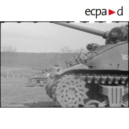 ImagesDéfense - Défilé motorisé de la 1re DB (Division blindée) à l ...