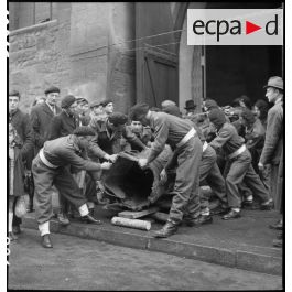 ImagesDéfense - Evacuation de la statue du général Rapp.