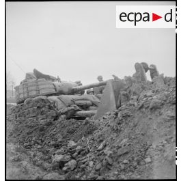 ImagesDéfense - Un char Sherman Dozer américain creuse une tranchée ...