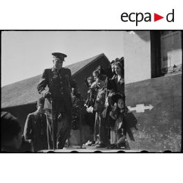 ImagesDéfense - Le major général Vanier dans Colmar.