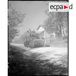 ImagesDéfense - Un char Sherman M4A3, affecté au 4e escadron du 12e ...
