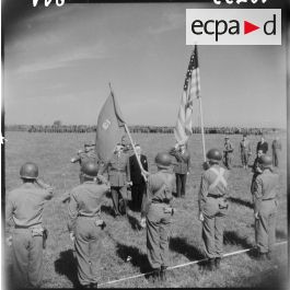 ImagesDéfense - Les autorités saluent le drapeau des Etats-Unis et de ...