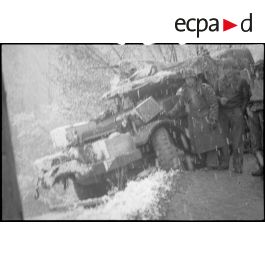 ImagesDéfense - Scout car de la 5e DB pris dans une averse de neige ...