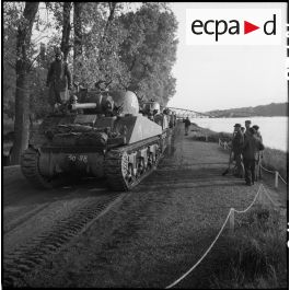 ImagesDéfense - Colonne de chars Sherman M4A2 de la 2e division blindée ...