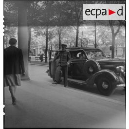 ImagesDéfense - Arrivée du général russe Koniev à l'hôtel Impérial de ...
