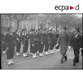 ImagesDéfense - Revue des troupes de Marine par le général Touzet du ...