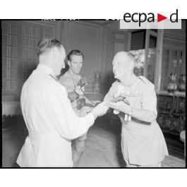 ImagesDéfense - REMISE-CADEAU . L' amiral THIERRY-D'ARGENLIEU reçoit ...