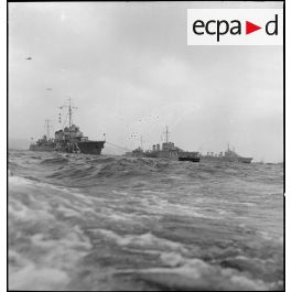 ImagesDéfense - Vue tribord trois quarts de navires d'une escadre légère au mouillage sur coffre ...