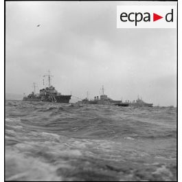 ImagesDéfense - Vue tribord trois quarts de navires d'une escadre légère au mouillage sur coffre ...