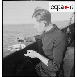 ImagesDéfense - Un marin prend un repas sur le bastingage du pont d'un ...