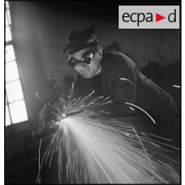 ImagesDéfense - Atelier central de la flotte : un marin réalise une ...