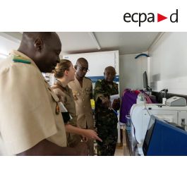 ImagesDéfense - La technicienne de laboratoire Justine présente son ...