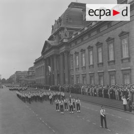 ImagesDéfense - Défilé à pied devant l'Ecole militaire. Passage du ...