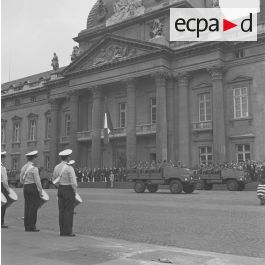 ImagesDéfense - Défilé motorisé devant l'Ecole militaire. Passage de ...