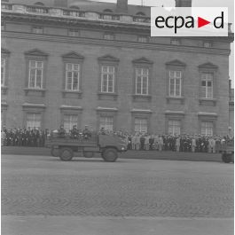 ImagesDéfense - Défilé motorisé devant l'Ecole militaire. Passage de ...