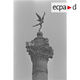 ImagesDéfense - Sculpture en bronze doré d’Auguste Dumont, le Génie de ...