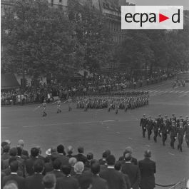 ImagesDéfense - Défilé à pied. Passage du drapeau et sa garde de l ...