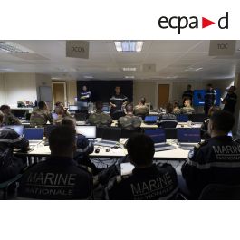 ImagesDéfense - Le contre-amiral Jacques Mallard dirige un briefingt au ...
