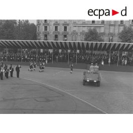 ImagesDéfense - Défilé à pied. Passage du drapeau et sa garde du 13e ...