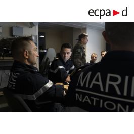 ImagesDéfense - Le contre-amiral Jacques Mallard assiste à un briefing ...