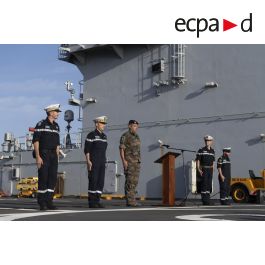 ImagesDéfense - Le contre-amiral Jacques Mallard préside une cérémonie ...