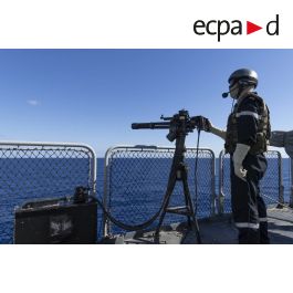 ImagesDéfense - Un artilleur tire à la mitrailleuse à canons multiples ...