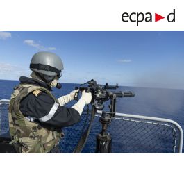 ImagesDéfense - Un artilleur tire à la mitrailleuse à canons multiples ...