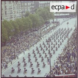ImagesDéfense - Vue aérienne du défilé monté. Passage des motards de l ...